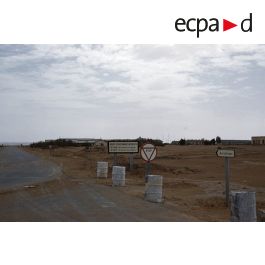 ImagesDéfense - Route vers le terrain d’aviation. Fort Flatters ...