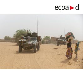 ImagesDéfense - Des VBL du groupement de recherche multicapteur (GRM) traversent un village du ...