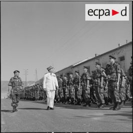 ImagesDéfense - Le général Vanuxen passe les troupes du 9e RCP en revue.