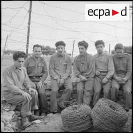 ImagesDéfense - Un groupe de prisonniers algériens dans un camp de ...