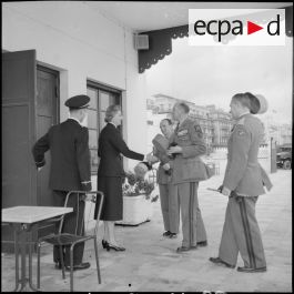 ImagesDéfense - Accueil du général Allard par la comtesse du Luart.