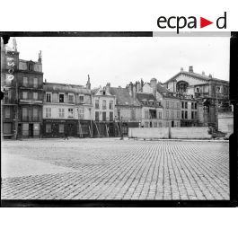 ImagesDéfense - Reims, un coin de la place du parvis. [légende d'origine]