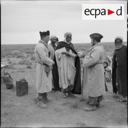 ImagesDéfense - Distribution de sucre et de thé à la population nomade.