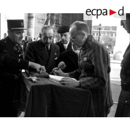 ImagesDéfense - Le général de corps d'armée Pierre Koenig à l'Arc de ...