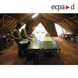ImagesDéfense - Cuisine française sur la base de Birao.