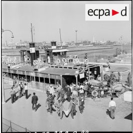ImagesDéfense - Le débarquement des passagers du ferry assurant la ...
