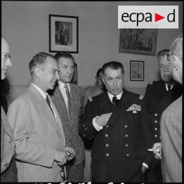 ImagesDéfense - Le vice-amiral d'escadre Barjot au consulat de France.