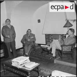 ImagesDéfense - Le général Beaufre reçoit les officiers de la Force A à ...