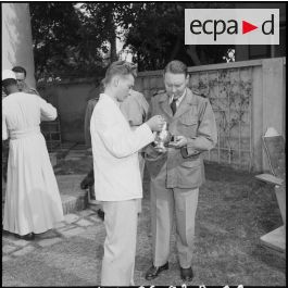 ImagesDéfense - Le général de division Beaufre, commandant la Force A ...