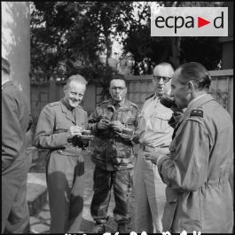 ImagesDéfense - Le général Beaufre reçoit les officiers de la Force A à ...