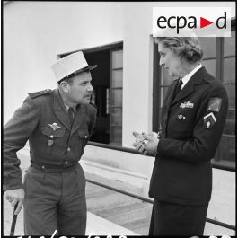 ImagesDéfense - La comtesse du Luart s'entretenant avec un légionnaire ...