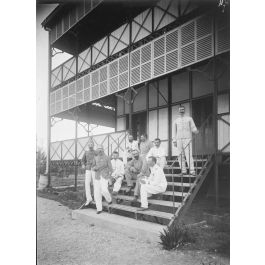 ImagesDéfense - 74. Groupe d'officiers sur escalier. [légende d'origine]