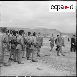 ImagesDéfense - Oued Fodda. Revue des troupes.