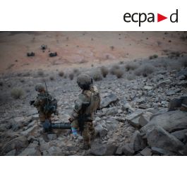 ImagesDéfense - Des soldats portent un missile moyenne portée (MMP) en ...