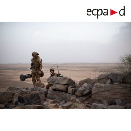 ImagesDéfense - Des soldats portent un missile moyenne portée (MMP) en ...