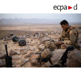 ImagesDéfense - Un soldat récupère ses effets dans sa musette au sommet ...