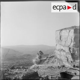 ImagesDéfense - Explosion de rochers dans le massif de l'Aurès Nemencha.