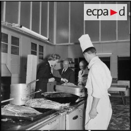 ImagesDéfense - La comtesse du Luart visite les cuisines du centre ...