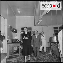 ImagesDéfense - La comtesse du Luart visite les cuisines du centre ...