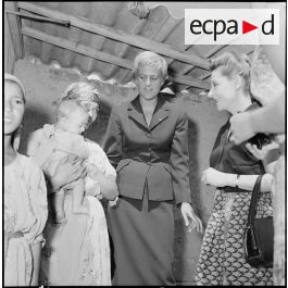 ImagesDéfense - Madame Salan en visite au douar des Medjajas.