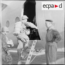 ImagesDéfense - Embarquement, à bord d'un avion Nord-2501 Noratlas, de ...