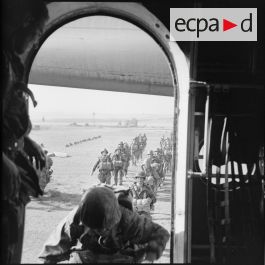 ImagesDéfense - Embarquement, à bord d'un avion Nord-2501 Noratlas, de ...