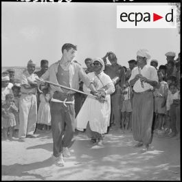 ImagesDéfense - Un jeune du village de Chaffa vient danser également.