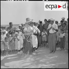 ImagesDéfense - Un jeune du village de Chaffa vient danser également.