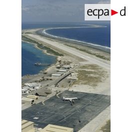 ImagesDéfense - Vue aérienne de l'atoll de Moruroa. Zone aéroportuaire ...