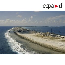 ImagesDéfense - Vue aérienne de l'atoll de Moruroa. Zone aéroportuaire.