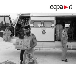 ImagesDéfense - Débarquement du fret du Super Puma à Tematangi ...