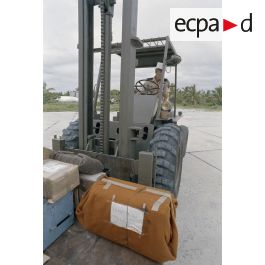 ImagesDéfense - Un caporal transporte le matériel amené par le Super ...