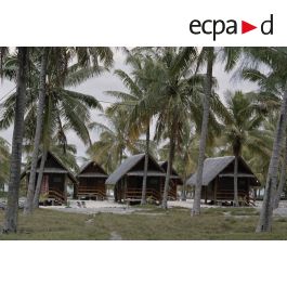 ImagesDéfense - Les fares de l'atoll de Tematangi. [Description en cours]