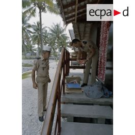 ImagesDéfense - Les légionnaires découvrent des boules de pétanque lors ...