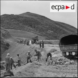 ImagesDéfense - Gabionnage à la construction de la route dans les monts ...