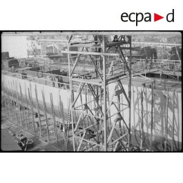 ImagesDéfense - Dans les chantiers navals de la Deschimag à Brême, l ...