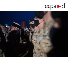 ImagesDéfense - Un officier remet la médaille de l'Outre-mer agrafe Sahel à des soldats ...