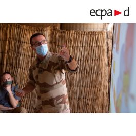 ImagesDéfense - Un officier dirige un exposé au laboratoire counter-IED ...