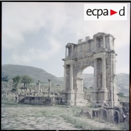 ImagesDéfense - Arche des ruines romaines de Djemila. Plan d'ensemble ...