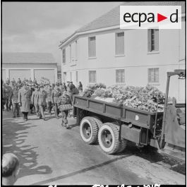 ImagesDéfense - Le convoi mortuaire suivi des autorités.