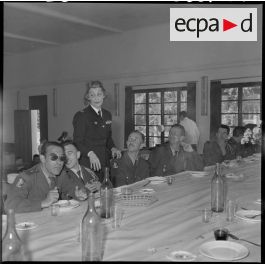 ImagesDéfense - La comtesse du Luart parmi les légionnaires pendant le ...