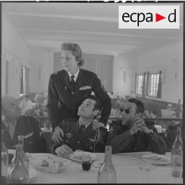 ImagesDéfense - La comtesse du Luart parmi les légionnaires pendant le ...