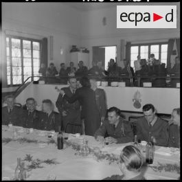 ImagesDéfense - La comtesse du Luart et un légionnaire s'embrassent sur ...