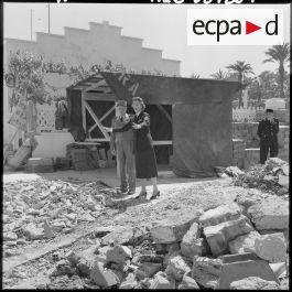 ImagesDéfense - La comtesse du Luart montre un chantier au général ...