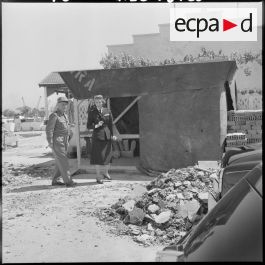 ImagesDéfense - La comtesse du Luart montre un chantier au général ...