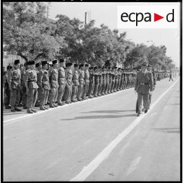 ImagesDéfense - Le général Conze passe les troupes en revue.