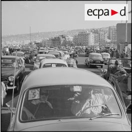 ImagesDéfense - Circulation des voitures dans les rues d'Alger.