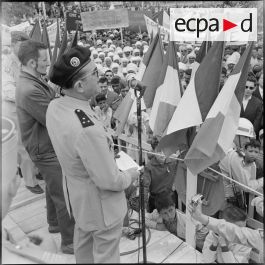ImagesDéfense - Discours du général Gilles devant la foule, à Sétif.