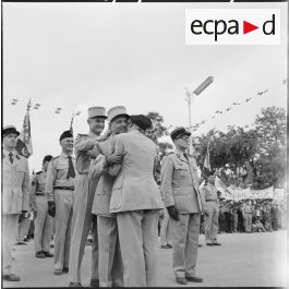 ImagesDéfense - Le général Gilles décore et félicite une autorité ...