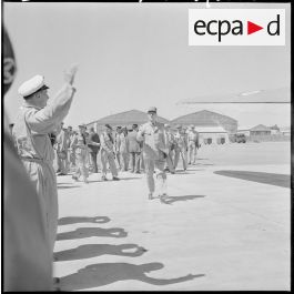 ImagesDéfense - Le général de Gaulle repart d'Aïn Arnat.